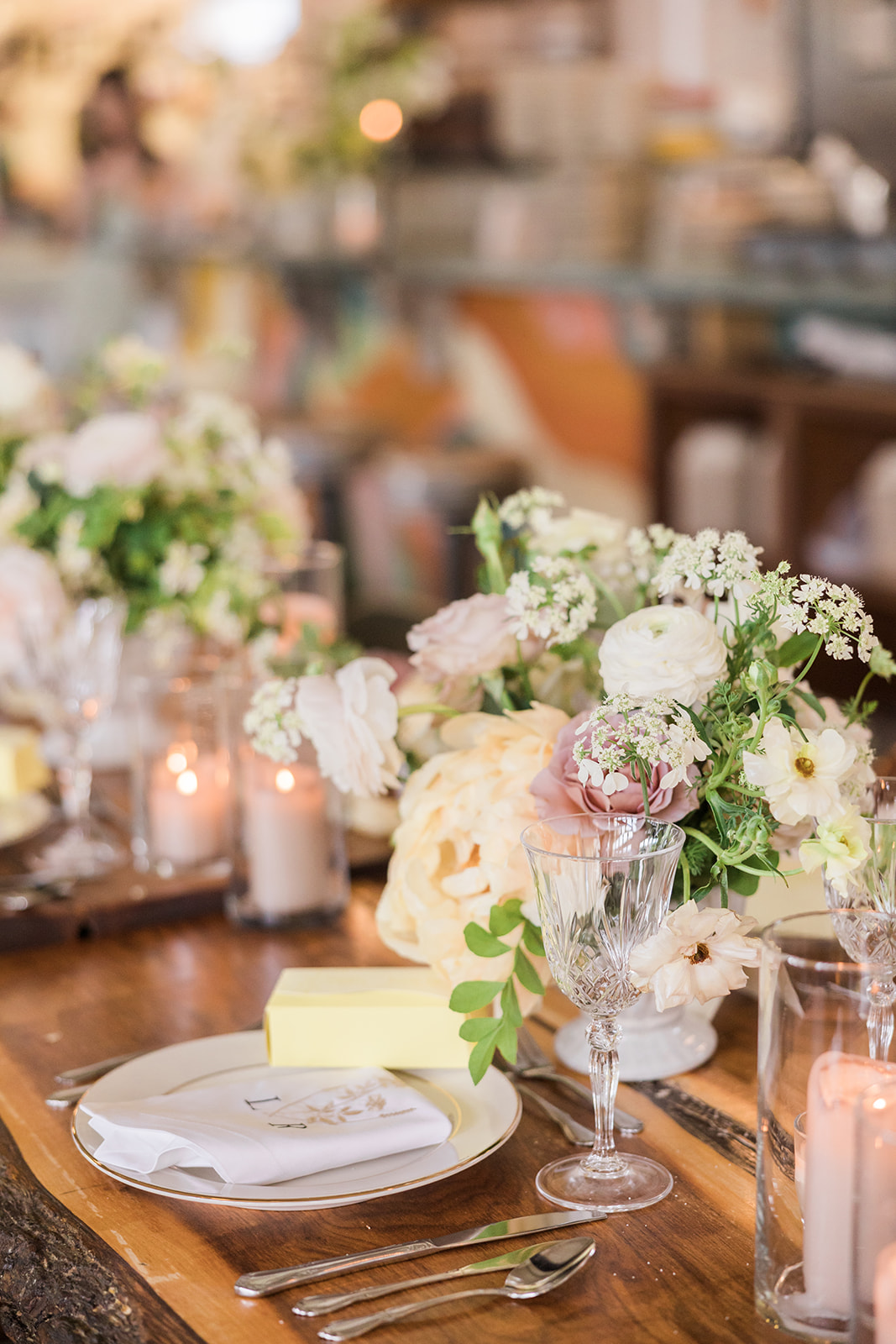 Chic Intimate wedding with gorgeous food and flowers - isibealstudio.com