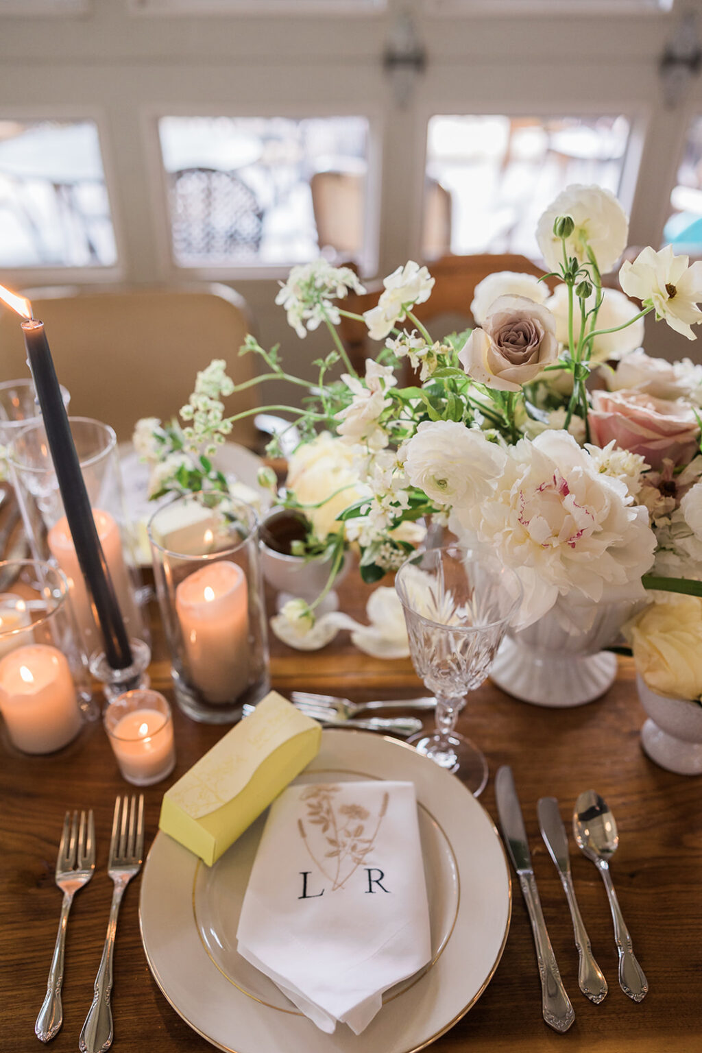 Chic Intimate wedding with gorgeous food and flowers - isibealstudio.com